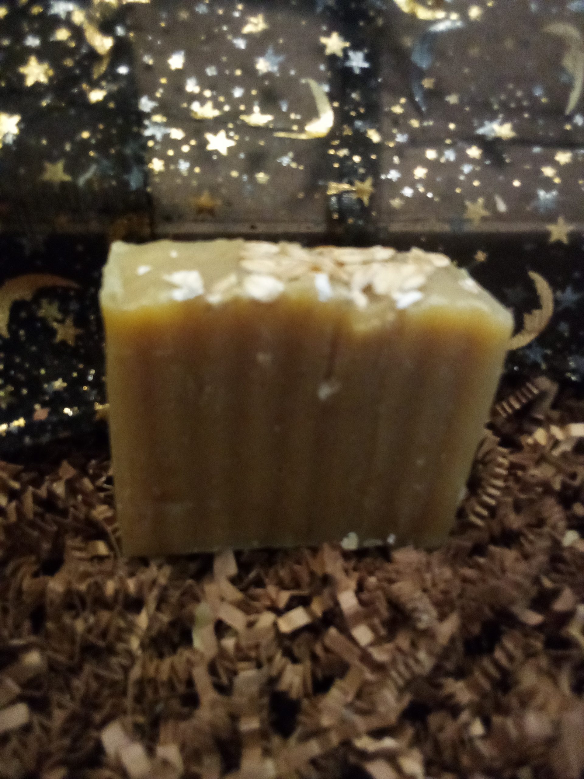 Goats Milk, Manuka Honey, Oats and Jojoba oil. Lilac scent. Sliced bar ...